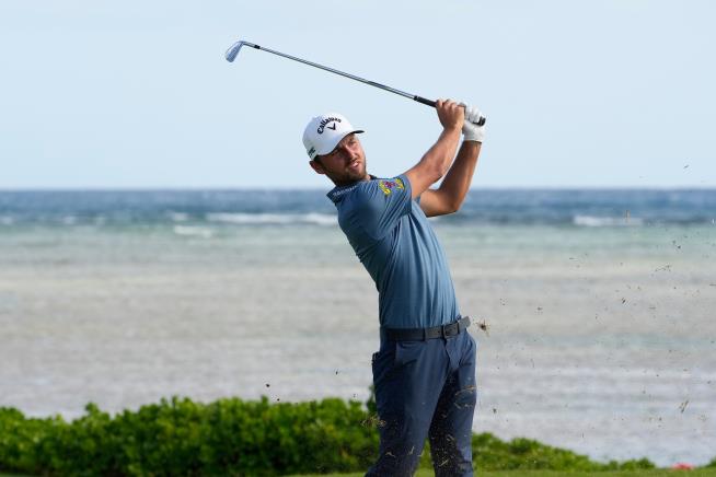 Davis Riley takes 2-shot lead in PGA Tour opener at wind-swept Waialae ...