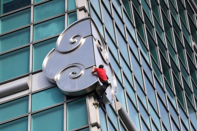 American rock climber Alex Honnold reaches top of Taipei 101 skyscraper ...