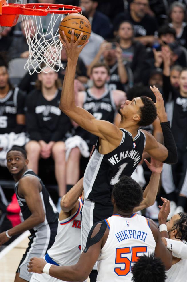 Spurs star Wembanyama leaves game versus Knicks with apparent left leg ...