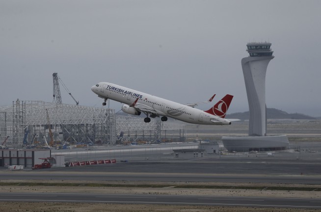 Turkey will fine airline passengers who unbuckle before the plane stops ...