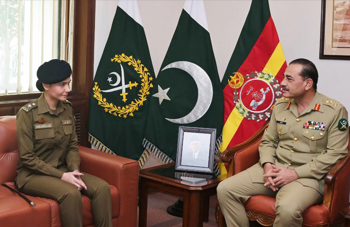 Female Pakistani Cop Hailed as Hero for Fending Off Mob