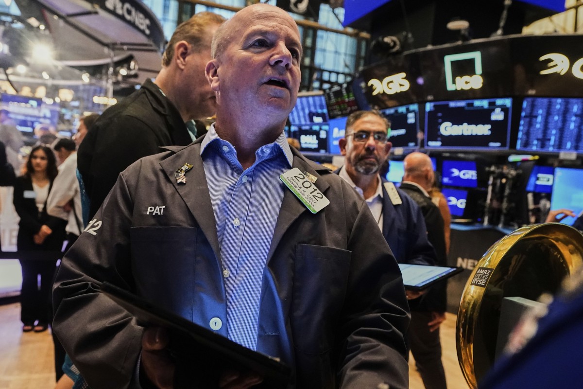 Stocks Near All-Time High as Oil Prices Tumble