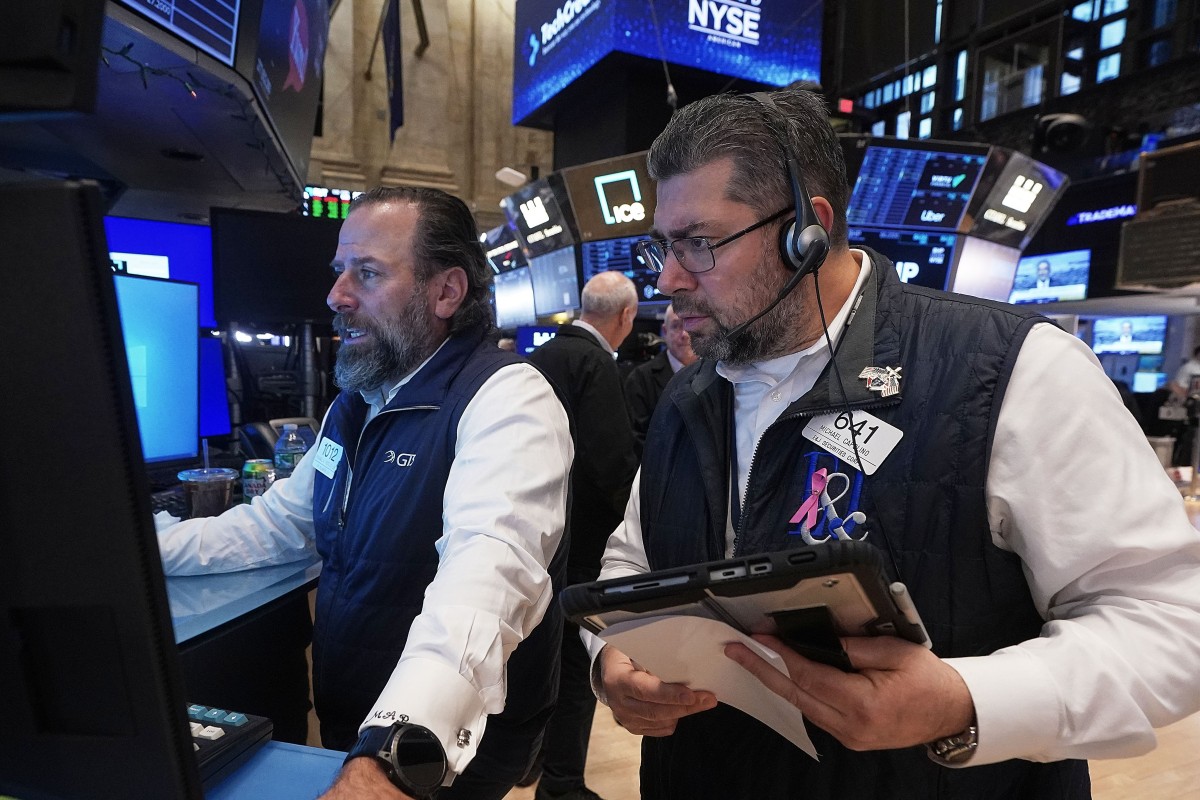 Stocks Slip to Close Week of Banks' Profit Reports